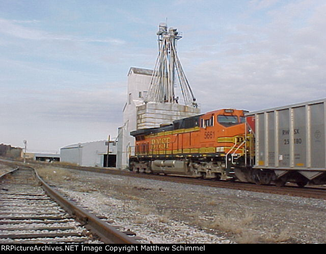 BNSF 5661 - DPU